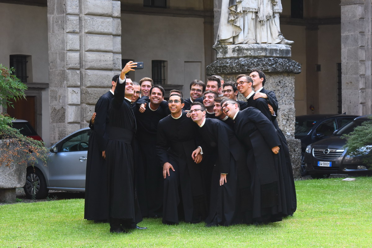 Tipologie di talari - Ecclesia Dei